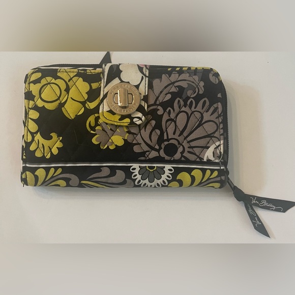 Vera Bradley | Bags | Vera Bradley Turn Key Wallet Womens Quilted ...
